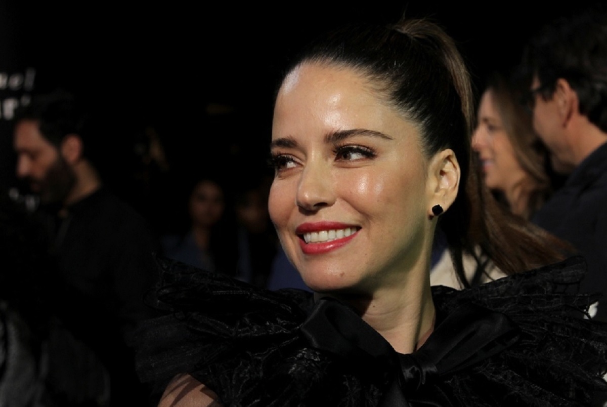 Ana Claudia Talancón llega "entonada" a premiere de "Soy tu fan" - FARO ...