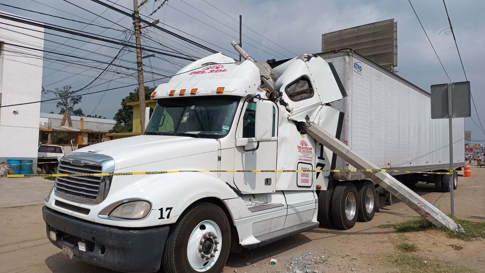Conductor de tráiler se "enreda" y derriba poste de CFE en Altamira