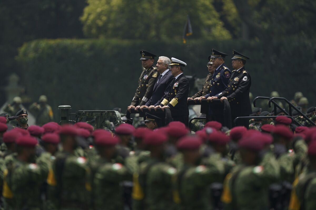 AMLO proyecta spot a favor del Ejército previo a estreno de "Heroico ...
